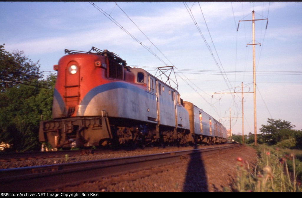 Amtrak GG1 927 westbound